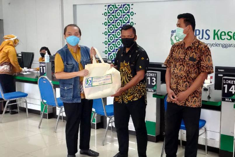 Ringankan Beban Masyarakat Ditengah Pandemi Covid-19, BPJS Kesehatan Bagikan Sembako Gratis ...