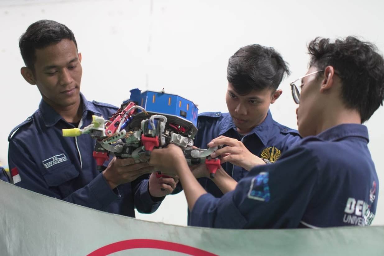 Persiapan Tim Robot UNESA Ikuti Kompetisi KRI 2023 Tingkat Nasional ...